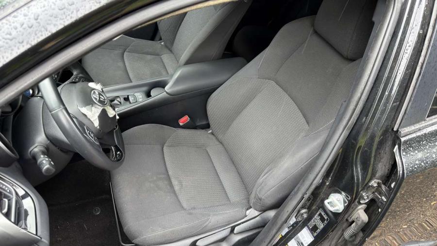 Black Toyota C-HR 2018 in Jonava, with an engine capacity of 1.80 L and mileage of 290 thousand km for 8700 €, photo 18 on AUTOMOTO.COM.LV