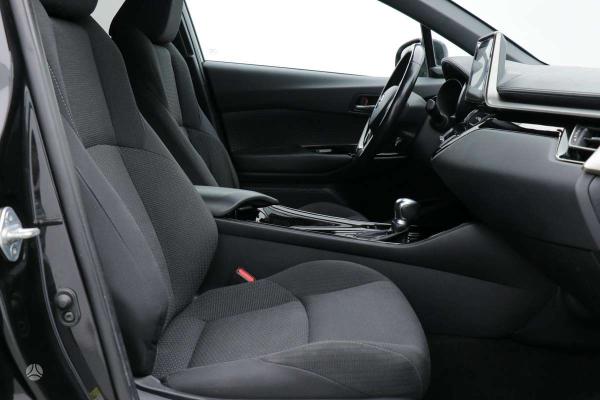 Toyota C-HR 2018 Viļņa vietnē Melns Toyota C-HR 2018 Viļņa, ar dzinēja tilpumu 1.80 L un nobraukumu 144 tūkst. km par 19900 €, foto 10 vietnē AUTOMOTO.COM.LV