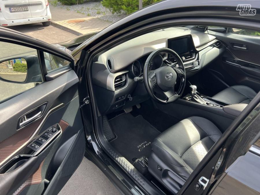 Melns Toyota C-HR 2018 Kauņa, ar dzinēja tilpumu 1.80 L un nobraukumu 179 tūkst. km par 16200 €, foto 20 vietnē AUTOMOTO.COM.LV