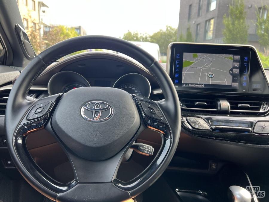 Melns Toyota C-HR 2018 Kauņa, ar dzinēja tilpumu 1.80 L un nobraukumu 179 tūkst. km par 16200 €, foto 31 vietnē AUTOMOTO.COM.LV