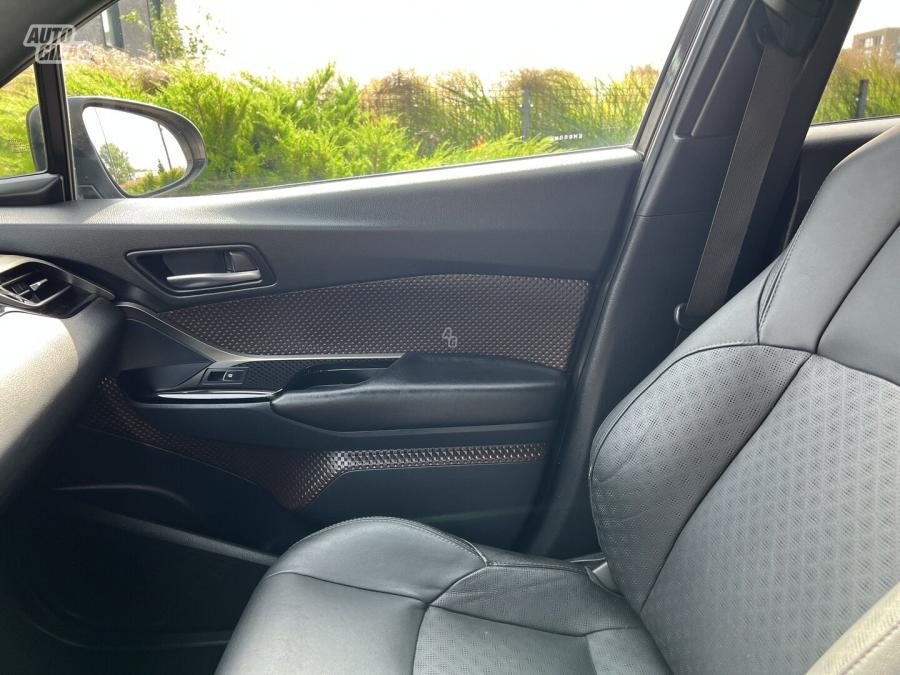 Melns Toyota C-HR 2018 Kauņa, ar dzinēja tilpumu 1.80 L un nobraukumu 179 tūkst. km par 16200 €, foto 35 vietnē AUTOMOTO.COM.LV