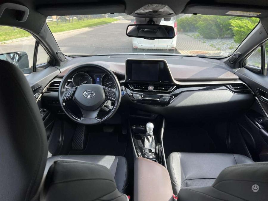 Melns Toyota C-HR 2018 Kauņa, ar dzinēja tilpumu 1.80 L un nobraukumu 178 tūkst. km par 16300 €, foto 16 vietnē AUTOMOTO.COM.LV