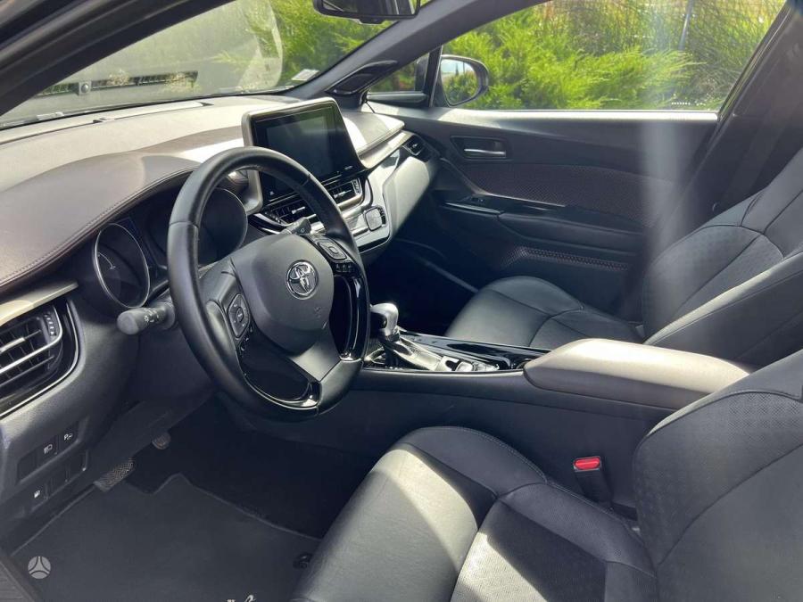 Melns Toyota C-HR 2018 Kauņa, ar dzinēja tilpumu 1.80 L un nobraukumu 178 tūkst. km par 16300 €, foto 17 vietnē AUTOMOTO.COM.LV