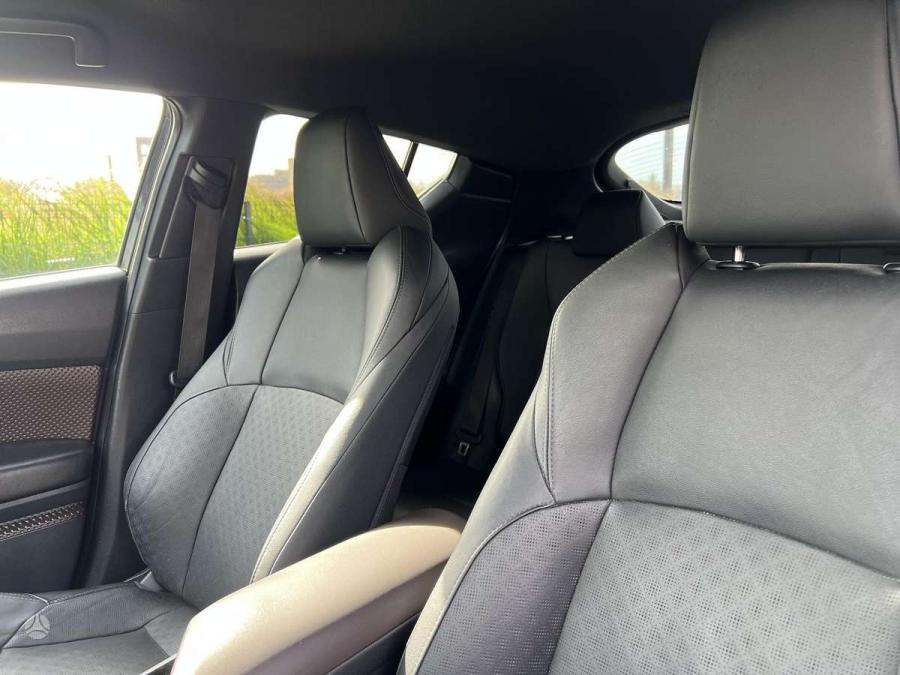 Melns Toyota C-HR 2018 Kauņa, ar dzinēja tilpumu 1.80 L un nobraukumu 178 tūkst. km par 16300 €, foto 18 vietnē AUTOMOTO.COM.LV