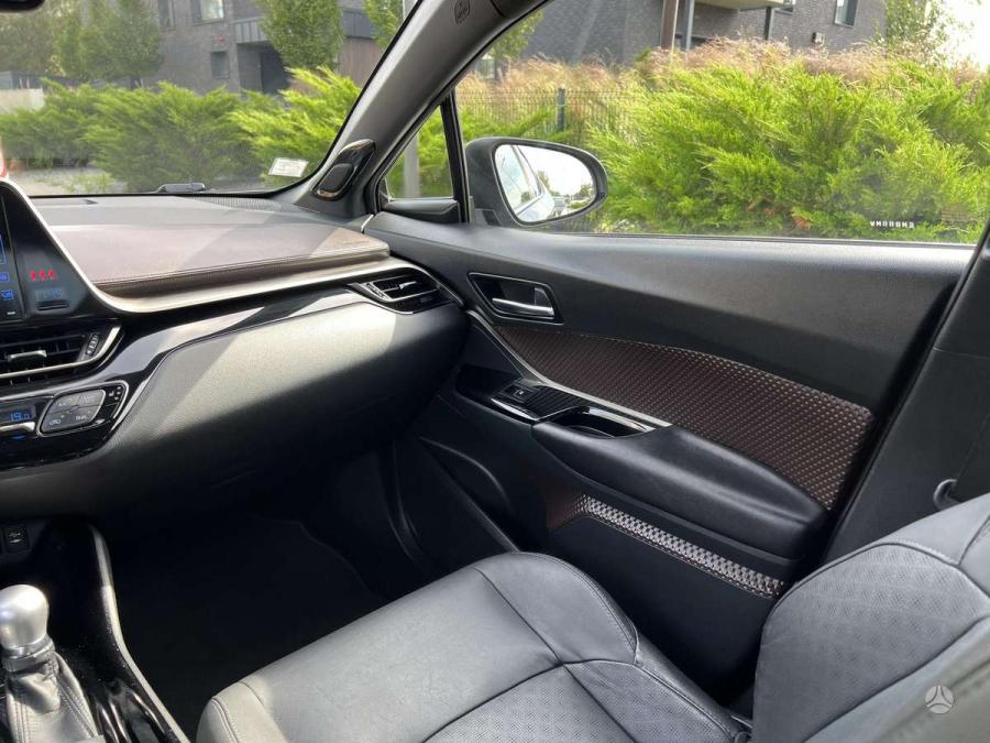 Melns Toyota C-HR 2018 Kauņa, ar dzinēja tilpumu 1.80 L un nobraukumu 178 tūkst. km par 16300 €, foto 26 vietnē AUTOMOTO.COM.LV