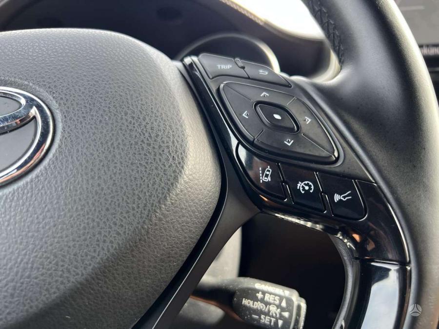 Melns Toyota C-HR 2018 Kauņa, ar dzinēja tilpumu 1.80 L un nobraukumu 178 tūkst. km par 16300 €, foto 31 vietnē AUTOMOTO.COM.LV