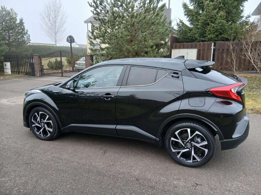 Melns Toyota C-HR 2019 Viļņa, ar dzinēja tilpumu 1.80 L un nobraukumu 50 tūkst. km par 16600 €, foto 1 vietnē AUTOMOTO.COM.LV