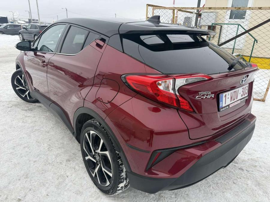 Black Toyota C-HR 2019 in Vilnius, with an engine capacity of 1.80 L and mileage of 100 thousand km for 16000 €, photo 7 on AUTOMOTO.COM.LV