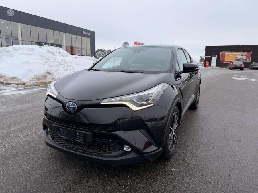 Black Toyota C-HR 2019 in Vilnius, with an engine capacity of 1.80 L and mileage of 86 thousand km for 17350 €, photo 1 on AUTOMOTO.COM.LV