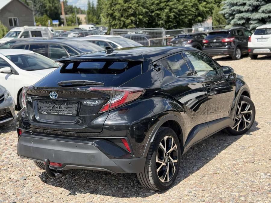 Black Toyota C-HR 2019 in Utena, with an engine capacity of 1.80 L and mileage of 200 thousand km for 14790 €, photo 4 on AUTOMOTO.COM.LV