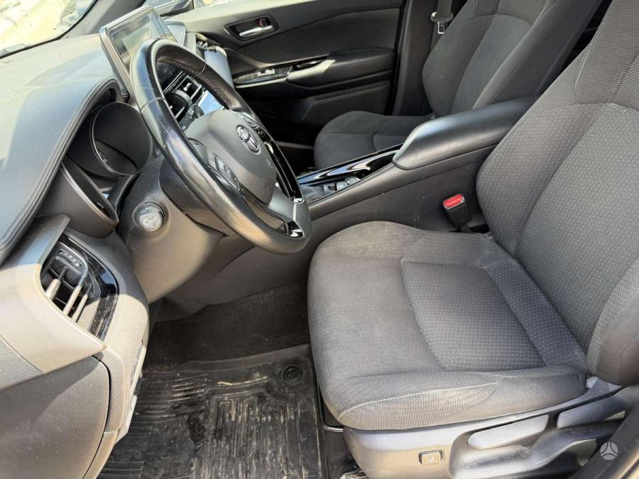 Black Toyota C-HR 2019 in Utena, with an engine capacity of 1.80 L and mileage of 200 thousand km for 14790 €, photo 7 on AUTOMOTO.COM.LV