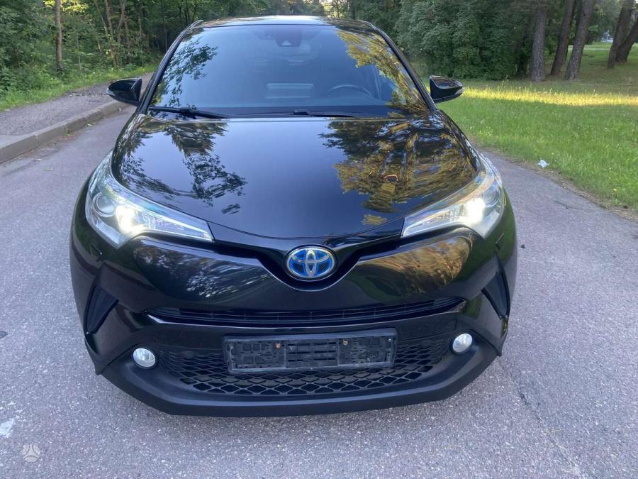 Black Toyota C-HR 2019 in Anyksciai, with an engine capacity of 1.80 L and mileage of 210 thousand km for 14350 €, photo 3 on AUTOMOTO.COM.LV