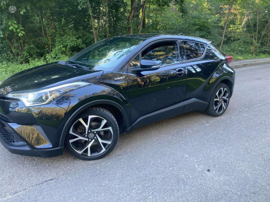 Black Toyota C-HR 2019 in Anyksciai, with an engine capacity of 1.80 L and mileage of 210 thousand km for 14350 €, photo 4 on AUTOMOTO.COM.LV