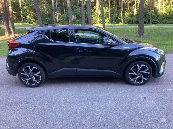 Black Toyota C-HR 2019 in Anyksciai, with an engine capacity of 1.80 L and mileage of 210 thousand km for 14350 €, photo 8 on AUTOMOTO.COM.LV