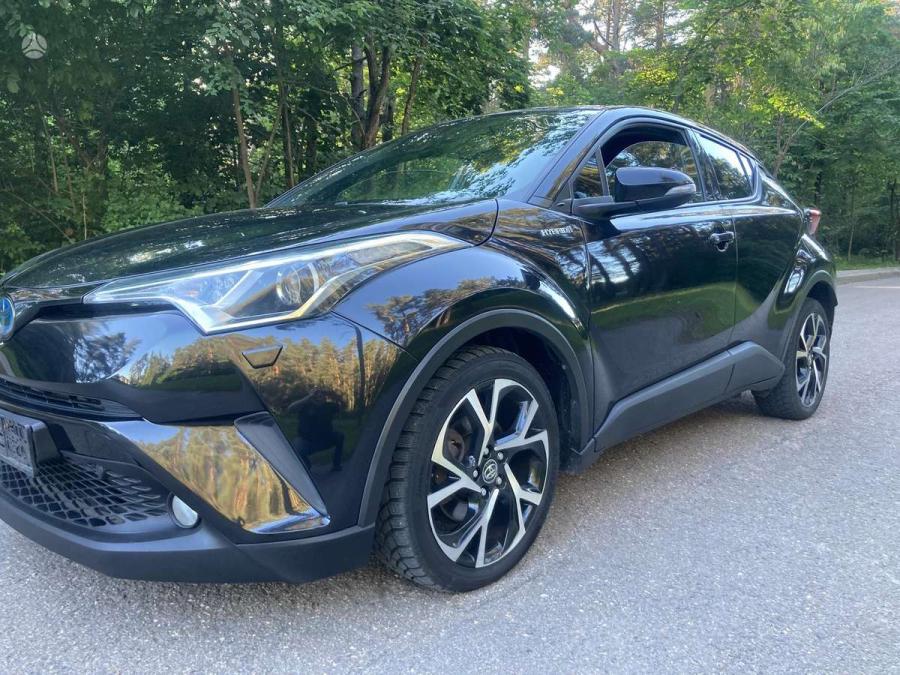 Black Toyota C-HR 2019 in Anyksciai, with an engine capacity of 1.80 L and mileage of 210 thousand km for 14350 €, photo 11 on AUTOMOTO.COM.LV