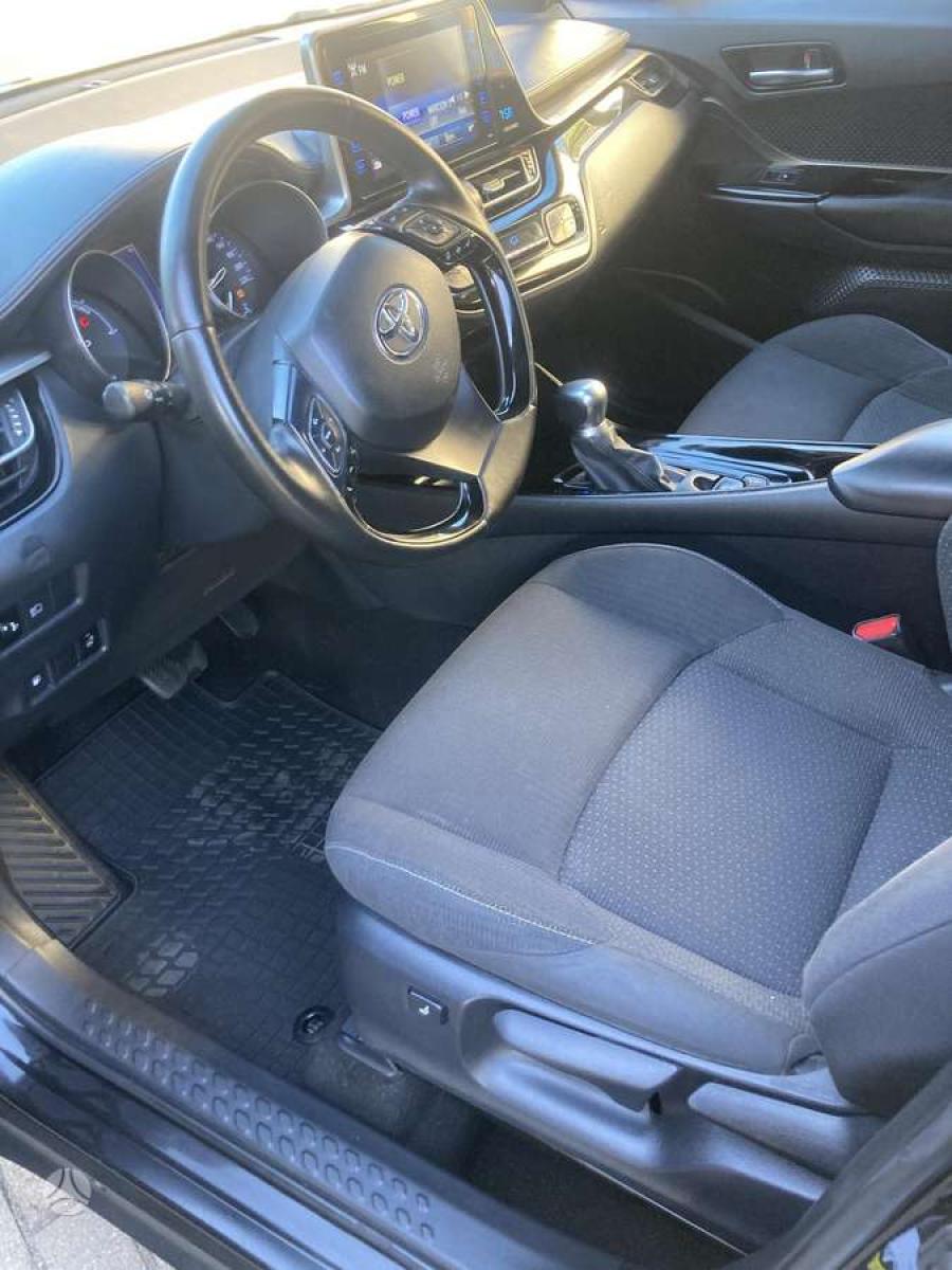 Black Toyota C-HR 2019 in Anyksciai, with an engine capacity of 1.80 L and mileage of 210 thousand km for 14350 €, photo 14 on AUTOMOTO.COM.LV