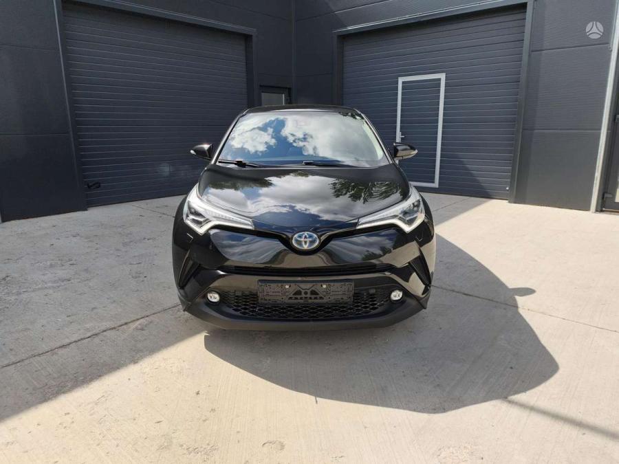 Black Toyota C-HR 2019 in Utena, with an engine capacity of 1.80 L and mileage of 195 thousand km for 15090 €, photo 4 on AUTOMOTO.COM.LV