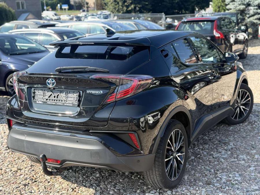 Black Toyota C-HR 2019 in Utena, with an engine capacity of 1.80 L and mileage of 200 thousand km for 13990 €, photo 3 on AUTOMOTO.COM.LV
