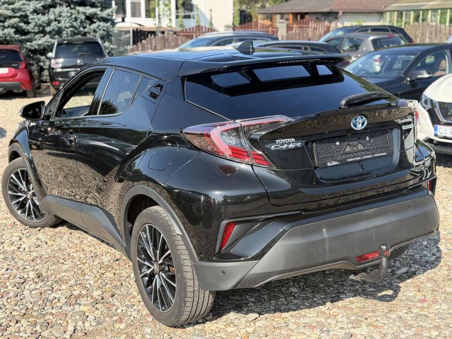 Black Toyota C-HR 2019 in Utena, with an engine capacity of 1.80 L and mileage of 200 thousand km for 13990 €, photo 5 on AUTOMOTO.COM.LV