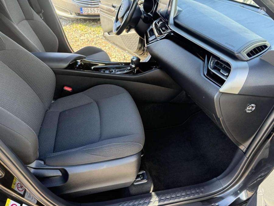 Black Toyota C-HR 2019 in Utena, with an engine capacity of 1.80 L and mileage of 200 thousand km for 13990 €, photo 8 on AUTOMOTO.COM.LV