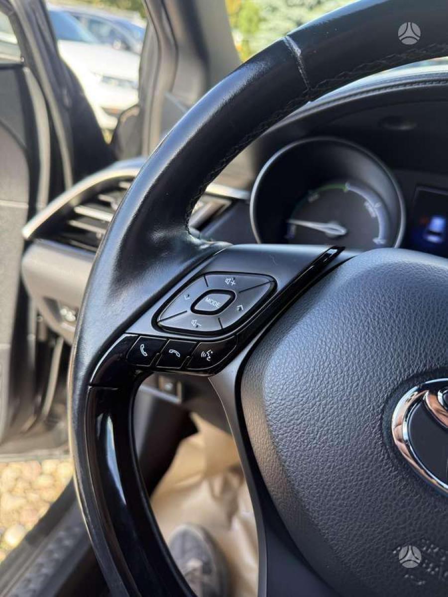 Black Toyota C-HR 2019 in Utena, with an engine capacity of 1.80 L and mileage of 200 thousand km for 13990 €, photo 12 on AUTOMOTO.COM.LV