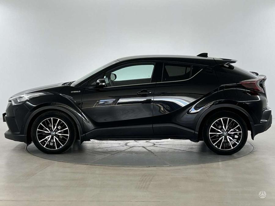 Black Toyota C-HR 2019 in Vilnius, with an engine capacity of 1.80 L and mileage of 76 thousand km for 21900 €, photo 4 on AUTOMOTO.COM.LV