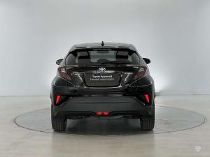 Black Toyota C-HR 2019 in Vilnius, with an engine capacity of 1.80 L and mileage of 76 thousand km for 21900 €, photo 5 on AUTOMOTO.COM.LV
