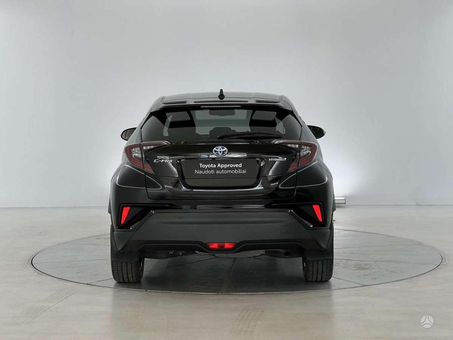 Black Toyota C-HR 2019 in Vilnius, with an engine capacity of 1.80 L and mileage of 76 thousand km for 21900 €, photo 5 on AUTOMOTO.COM.LV