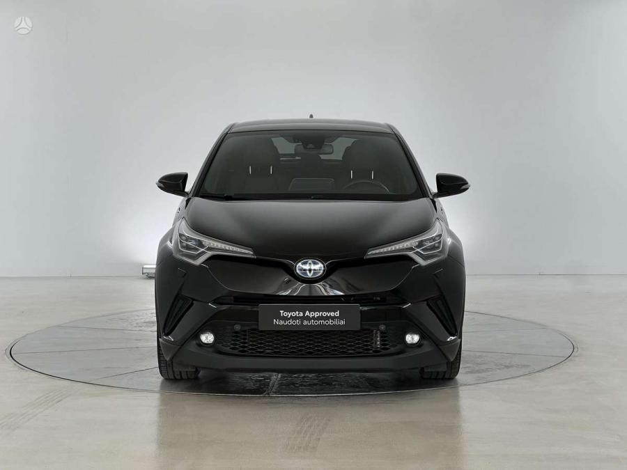 Black Toyota C-HR 2019 in Vilnius, with an engine capacity of 1.80 L and mileage of 76 thousand km for 21900 €, photo 6 on AUTOMOTO.COM.LV