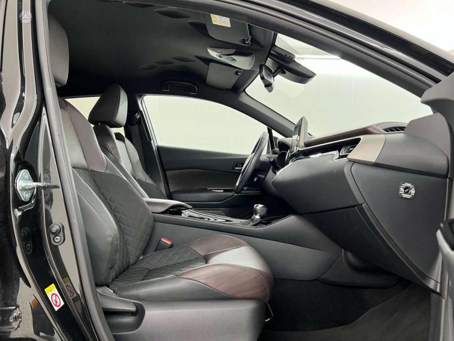 Black Toyota C-HR 2019 in Vilnius, with an engine capacity of 1.80 L and mileage of 76 thousand km for 21900 €, photo 7 on AUTOMOTO.COM.LV
