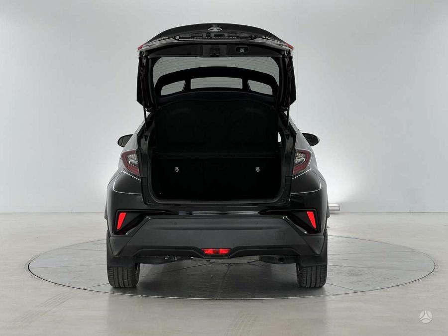 Black Toyota C-HR 2019 in Vilnius, with an engine capacity of 1.80 L and mileage of 76 thousand km for 21900 €, photo 11 on AUTOMOTO.COM.LV
