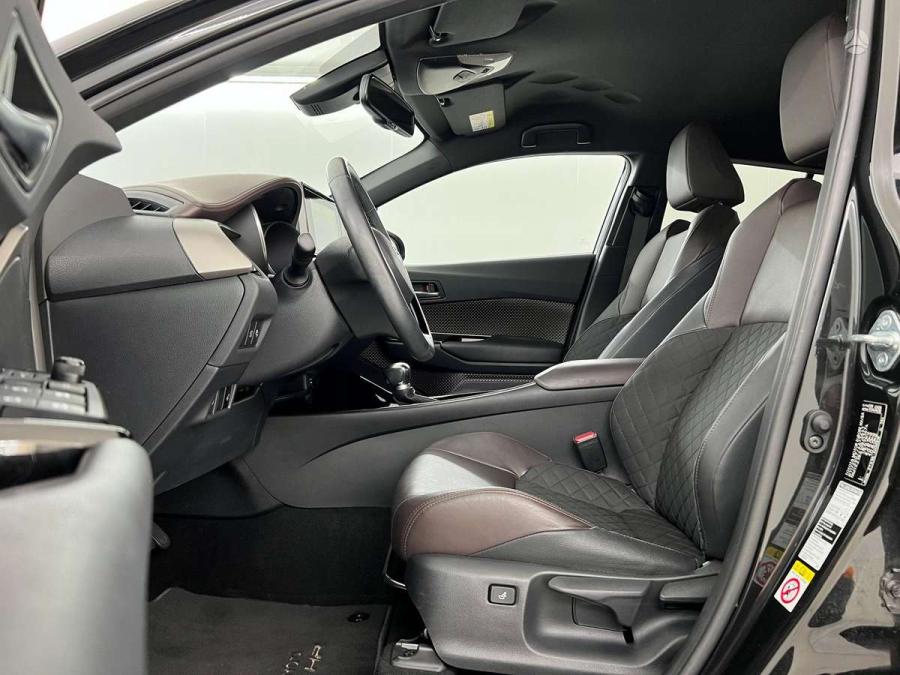 Black Toyota C-HR 2019 in Vilnius, with an engine capacity of 1.80 L and mileage of 76 thousand km for 21900 €, photo 12 on AUTOMOTO.COM.LV