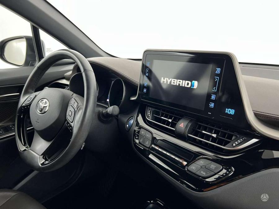 Black Toyota C-HR 2019 in Vilnius, with an engine capacity of 1.80 L and mileage of 76 thousand km for 21900 €, photo 15 on AUTOMOTO.COM.LV