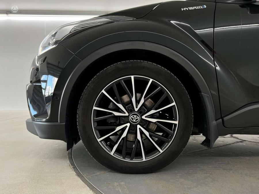 Black Toyota C-HR 2019 in Vilnius, with an engine capacity of 1.80 L and mileage of 76 thousand km for 21900 €, photo 16 on AUTOMOTO.COM.LV