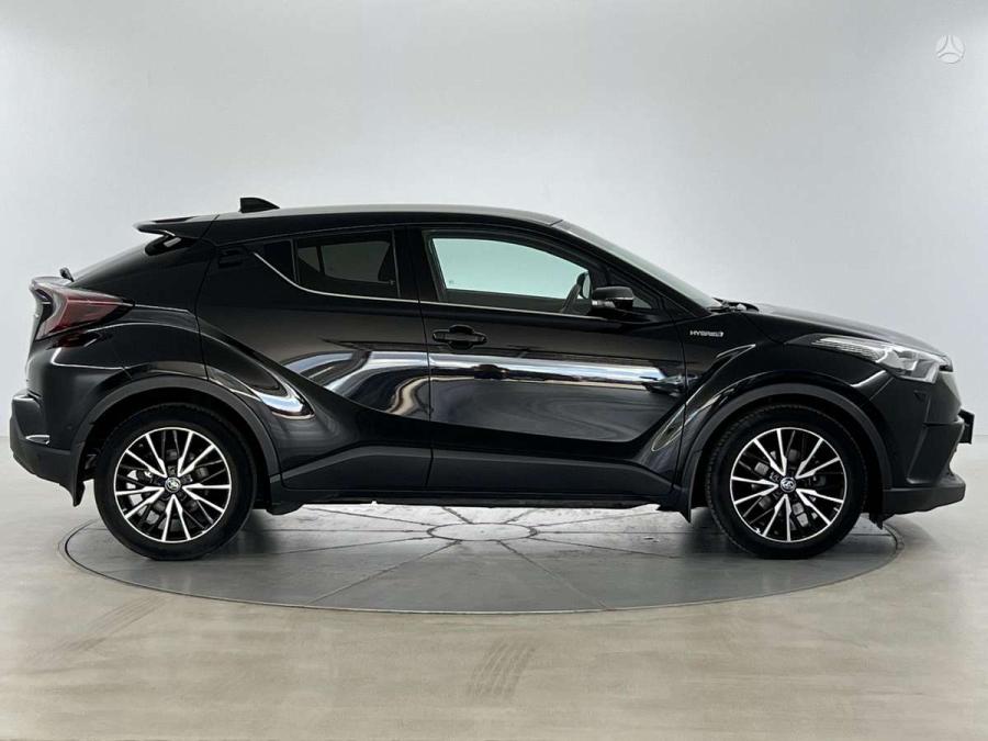 Black Toyota C-HR 2019 in Vilnius, with an engine capacity of 1.80 L and mileage of 76 thousand km for 21900 €, photo 17 on AUTOMOTO.COM.LV