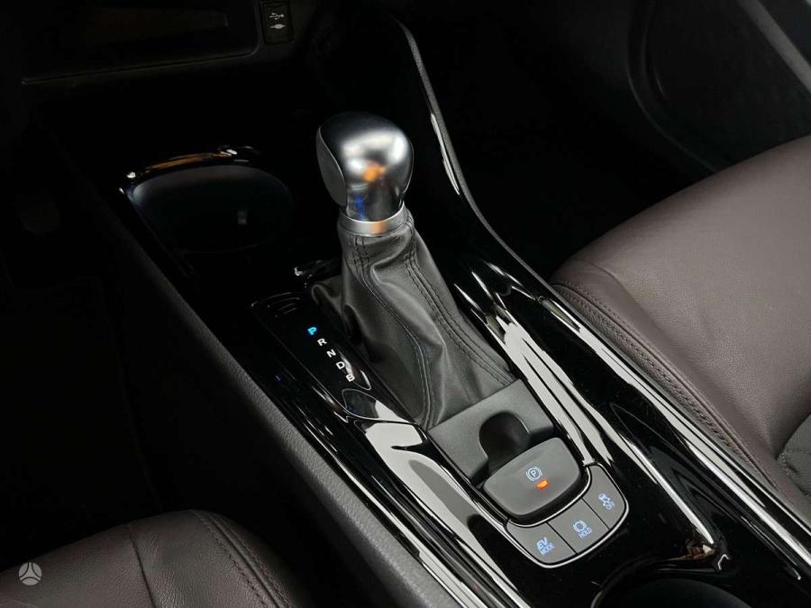Black Toyota C-HR 2019 in Vilnius, with an engine capacity of 1.80 L and mileage of 76 thousand km for 21900 €, photo 23 on AUTOMOTO.COM.LV