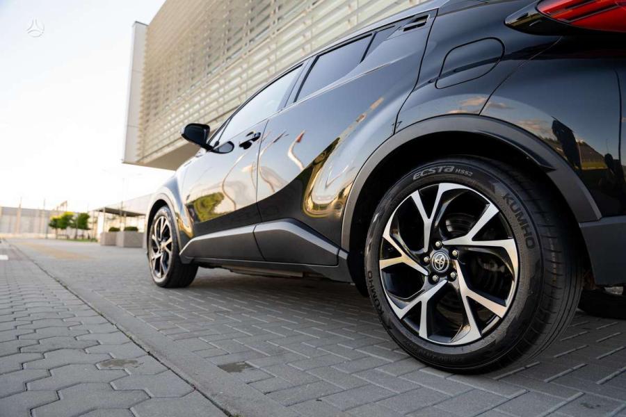 Черный Тойота C-HR 2020 в Каунас, объемом двигателя 1.80 л и пробегом 226 тыс. км за 16999 €, фото 35 на AUTOMOTO.COM.LV