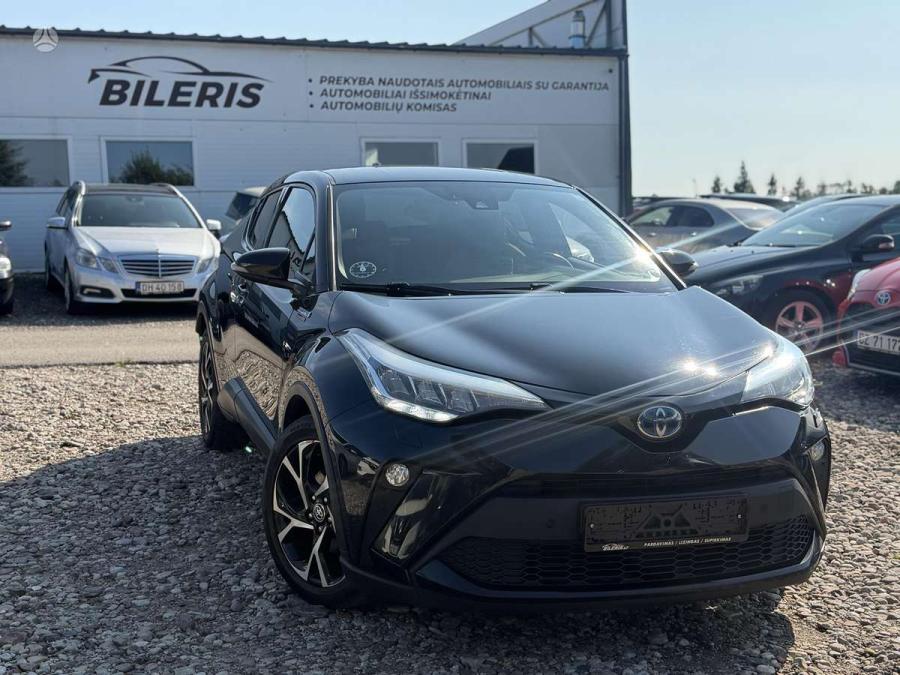 Black Toyota C-HR 2020 in Utena, with an engine capacity of 1.80 L and mileage of 179 thousand km for 15290 €, photo 1 on AUTOMOTO.COM.LV