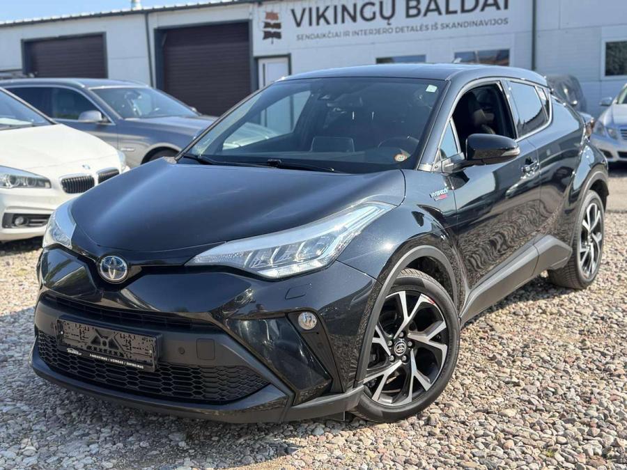 Black Toyota C-HR 2020 in Utena, with an engine capacity of 1.80 L and mileage of 179 thousand km for 15290 €, photo 3 on AUTOMOTO.COM.LV