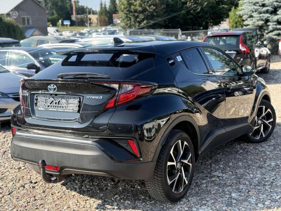 Black Toyota C-HR 2020 in Utena, with an engine capacity of 1.80 L and mileage of 179 thousand km for 15290 €, photo 4 on AUTOMOTO.COM.LV