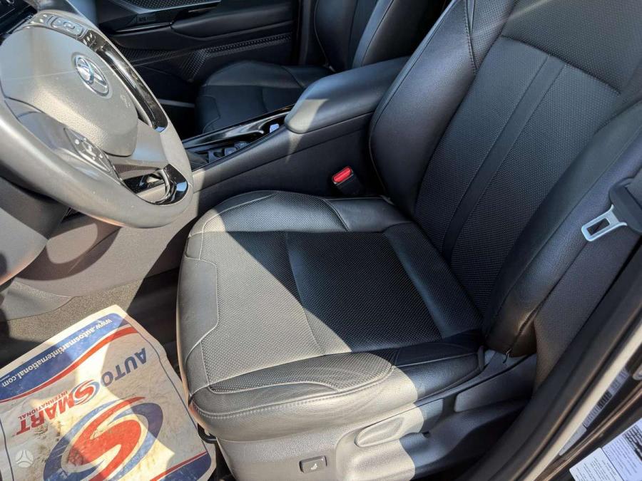 Black Toyota C-HR 2020 in Utena, with an engine capacity of 1.80 L and mileage of 179 thousand km for 15290 €, photo 6 on AUTOMOTO.COM.LV