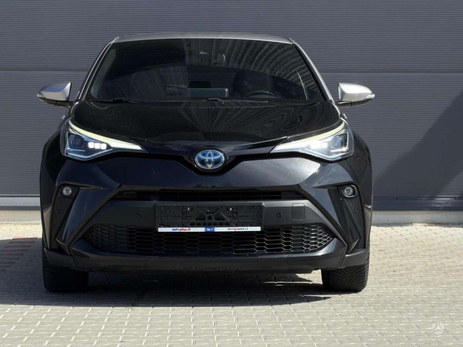 Black Toyota C-HR 2020 in Siauliai, with an engine capacity of 1.80 L and mileage of 175 thousand km for 18550 €, photo 3 on AUTOMOTO.COM.LV