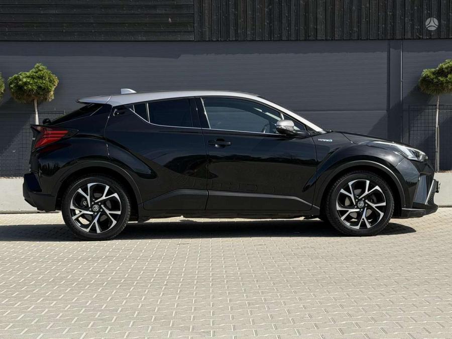 Black Toyota C-HR 2020 in Siauliai, with an engine capacity of 1.80 L and mileage of 175 thousand km for 18550 €, photo 5 on AUTOMOTO.COM.LV