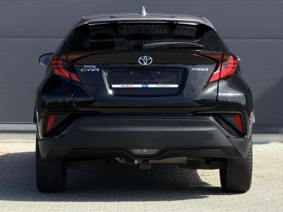 Black Toyota C-HR 2020 in Siauliai, with an engine capacity of 1.80 L and mileage of 175 thousand km for 18550 €, photo 7 on AUTOMOTO.COM.LV