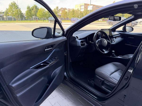 Black Toyota C-HR 2020 in Siauliai, with an engine capacity of 1.80 L and mileage of 175 thousand km for 18550 €, photo 10 on AUTOMOTO.COM.LV