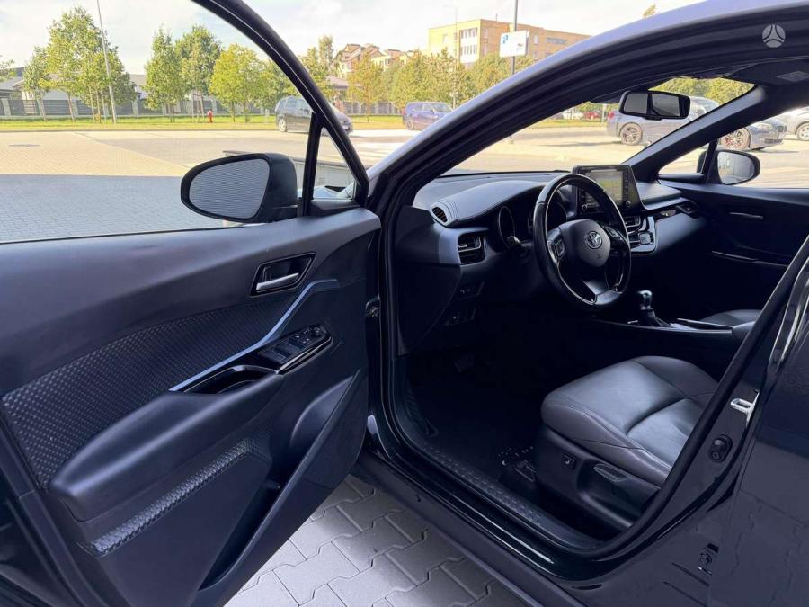 Black Toyota C-HR 2020 in Siauliai, with an engine capacity of 1.80 L and mileage of 175 thousand km for 18550 €, photo 11 on AUTOMOTO.COM.LV