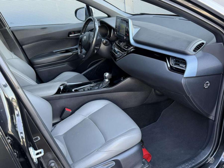 Black Toyota C-HR 2020 in Siauliai, with an engine capacity of 1.80 L and mileage of 175 thousand km for 18550 €, photo 18 on AUTOMOTO.COM.LV