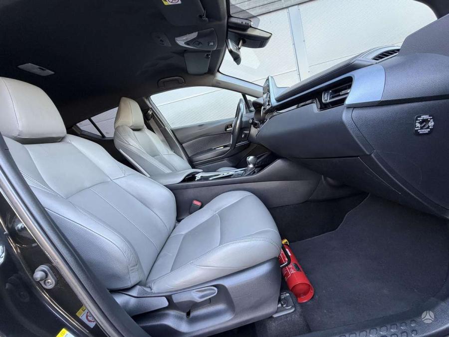 Black Toyota C-HR 2020 in Siauliai, with an engine capacity of 1.80 L and mileage of 175 thousand km for 18550 €, photo 19 on AUTOMOTO.COM.LV