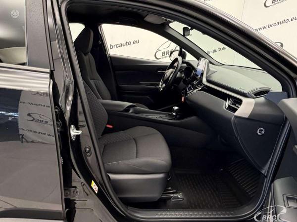 Black Toyota C-HR 2020 in Vilnius, with an engine capacity of 1.20 L and mileage of 94 thousand km for 17900 €, photo 6 on AUTOMOTO.COM.LV