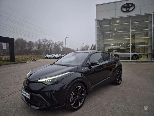 Black Toyota C-HR 2021 in Panevezys, with an engine capacity of 1.99 L and mileage of 162 thousand km for 20500 €, photo 3 on AUTOMOTO.COM.LV